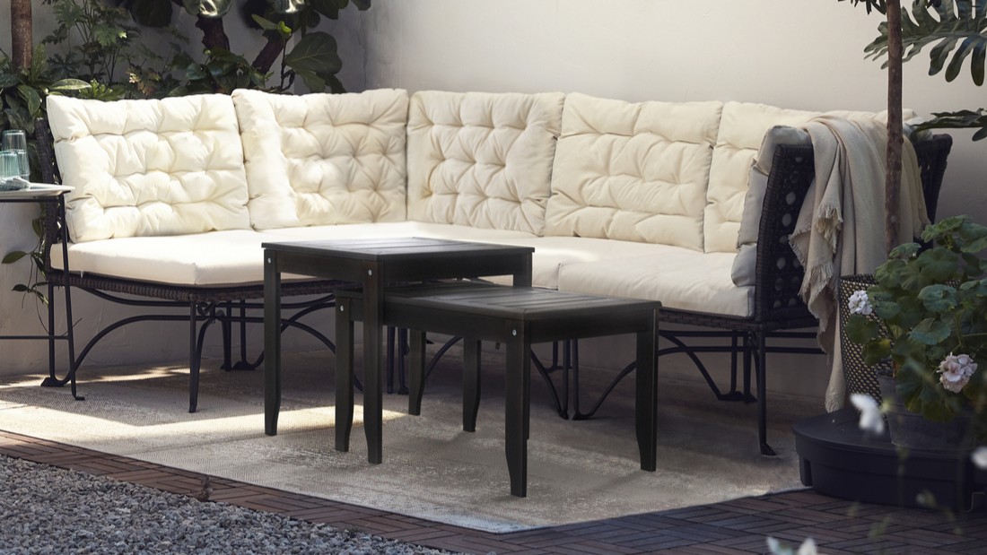 How to arrange tables and chairs in outdoor cafe areas to maximize ...