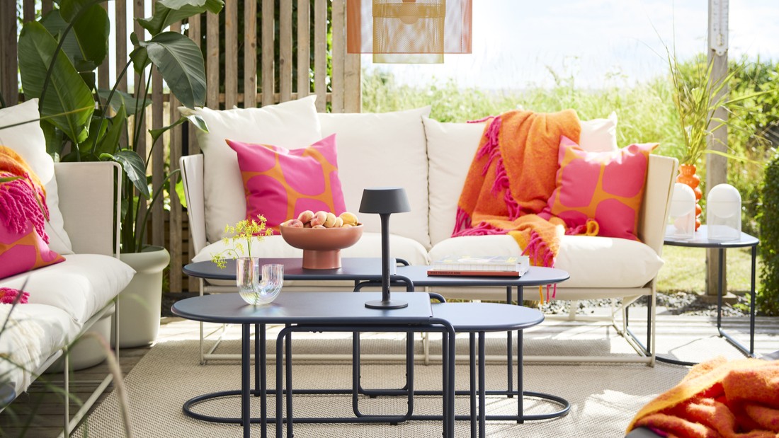 How to arrange tables and chairs in outdoor cafe areas to maximize ...