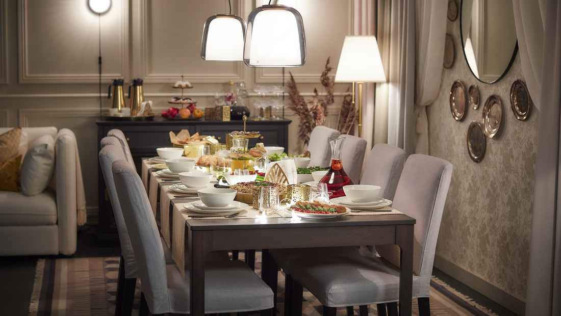 Tampilan ruang makan elegan dan minimalis dengan sentuhan hangat lampu ...