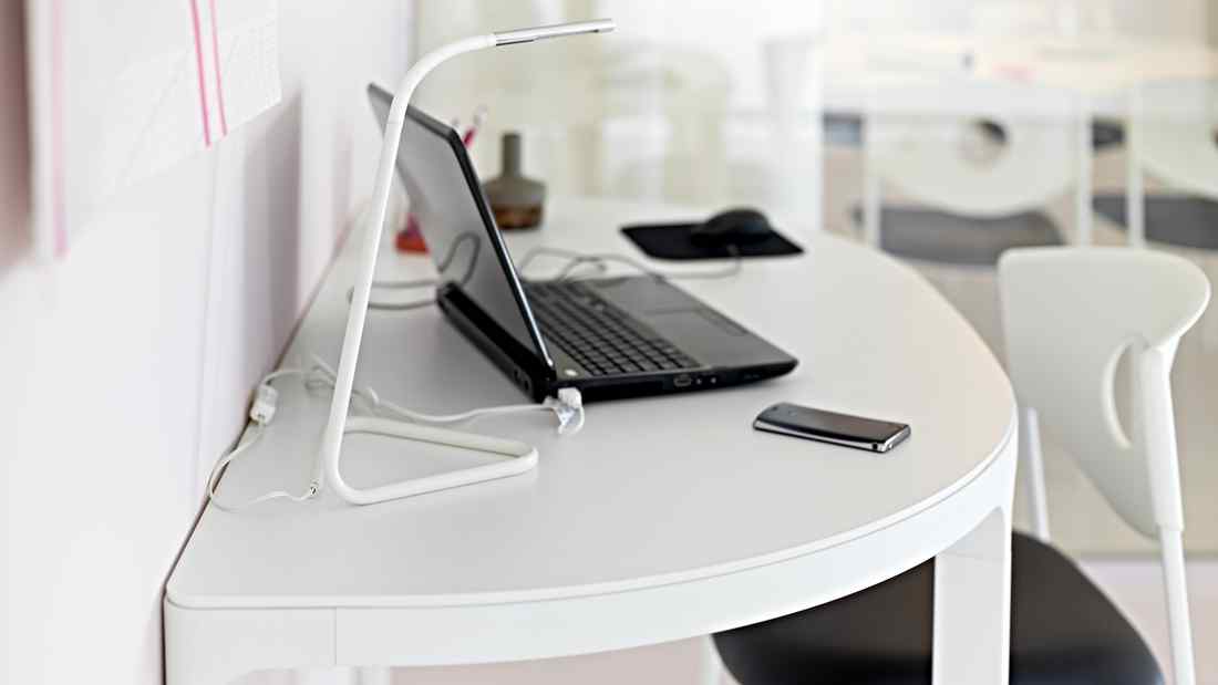 Eksplorasi cara mengatur posisi meja kerja yang baik sesuai kebutuhan ...